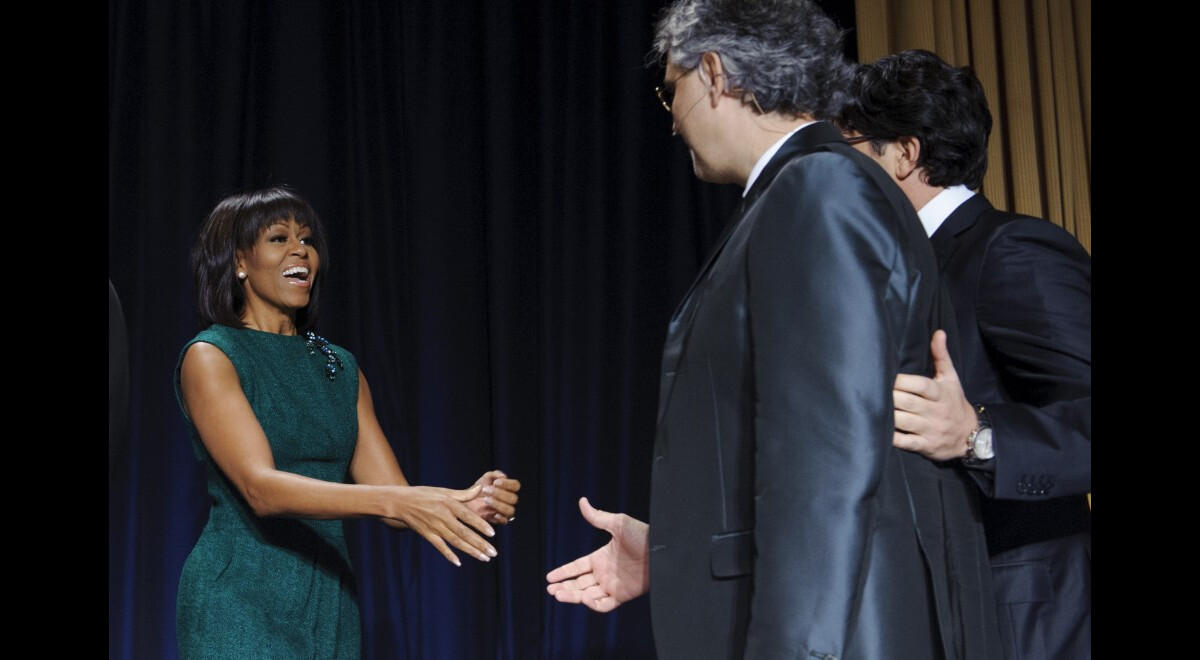 Photo : Michelle Obama félicitant Andrea Bocelli. Le 7 février 2013, le ...