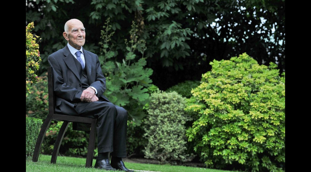 Photo : Stéphane Hessel dans les jardins du Quai d'Orsay le 27 juin ...