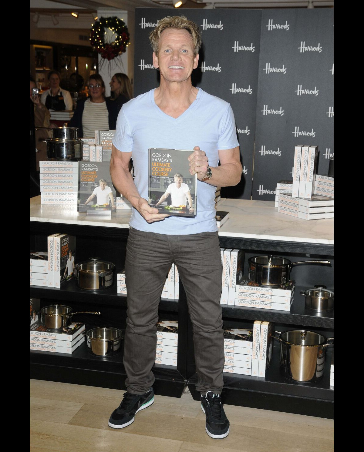 Photo : Gordon Ramsay au central commercial Harrods, à Londres le 23 ...