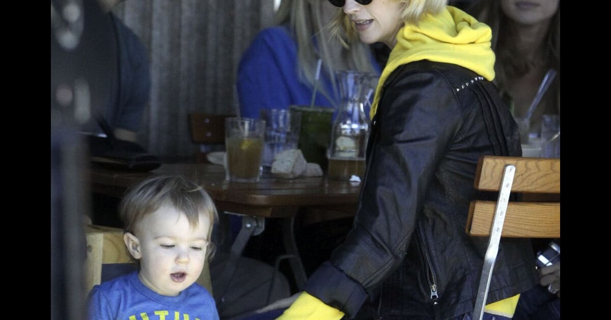 January Jones rayonne au côté de son fils Xander, grâce à un étonnant ...
