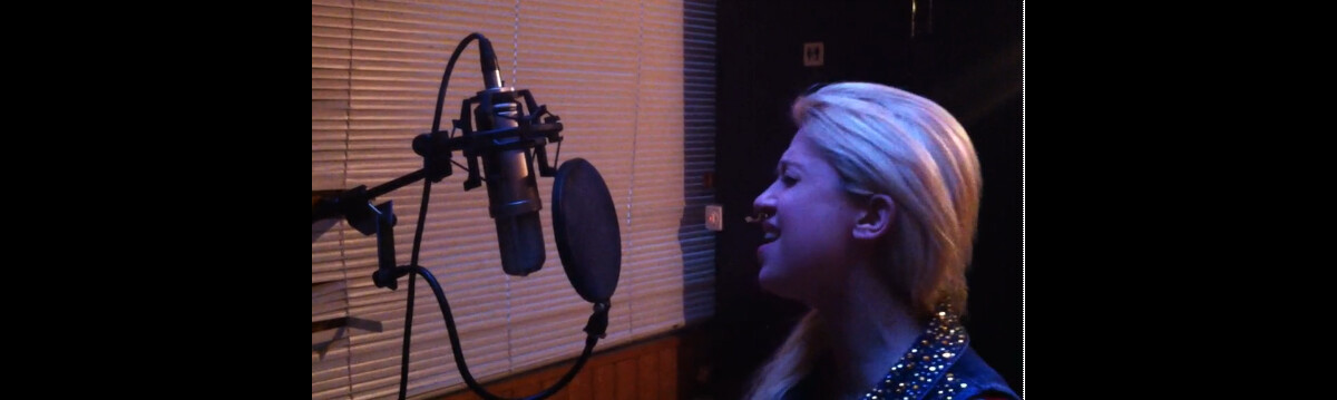 Photo : Cindy Santos en plein enregistrement de son dernier album ...