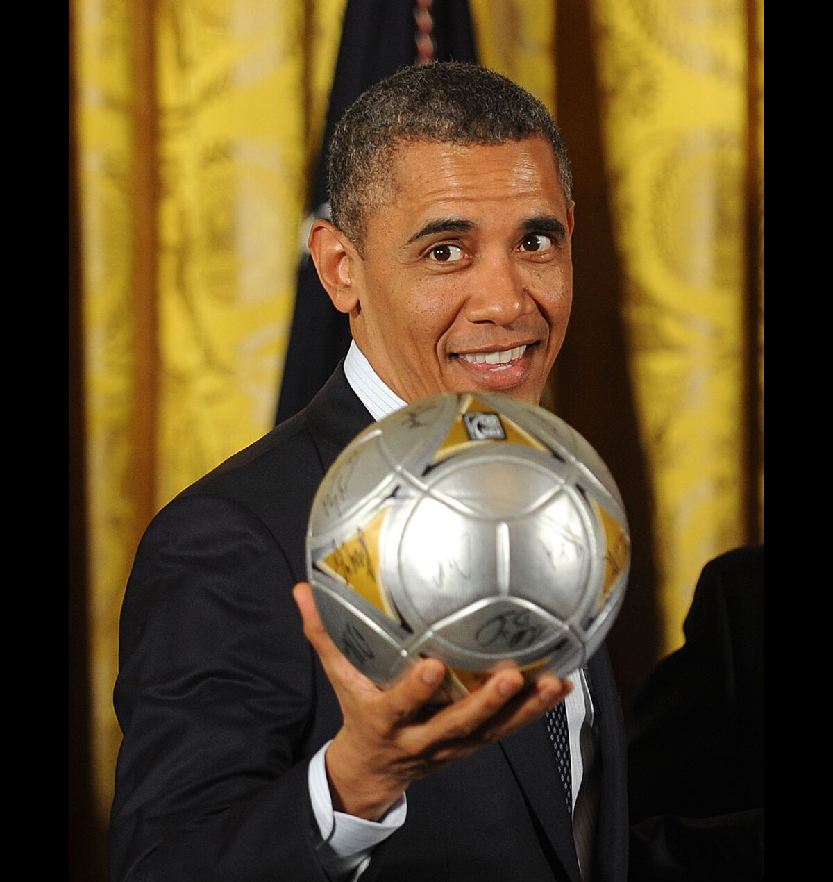 Photo : Barack Obama fait quelques jongles avec un ballon de foot aux ...