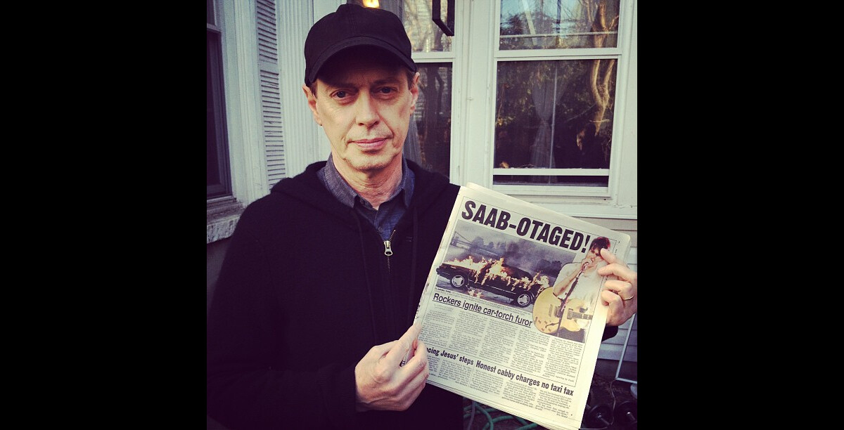 Photo : Steve Buscemi posant le 30 mars 2013 avec un article concernant ...
