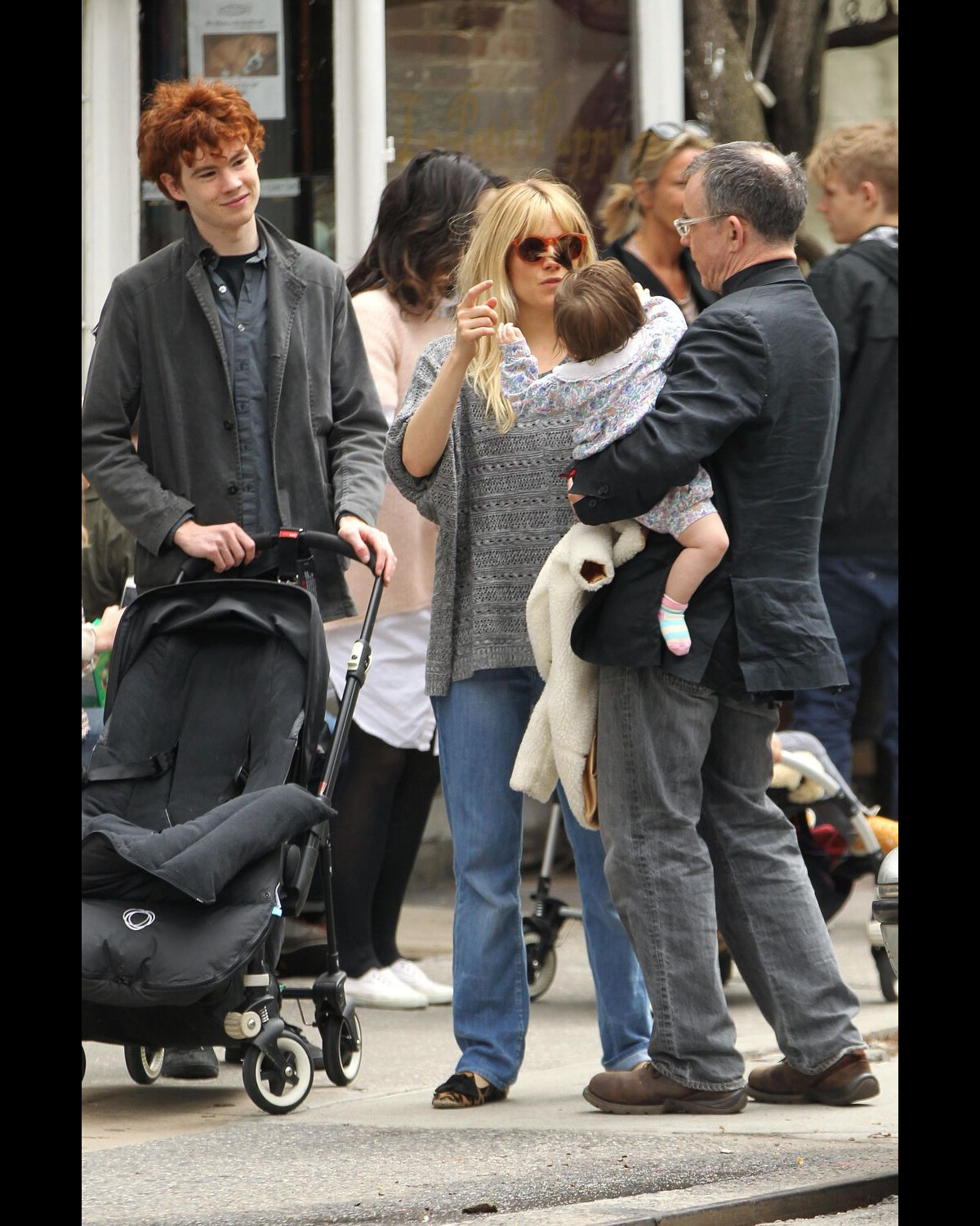 Photo : Sienna Miller dans un look improbable se balade avec son père ...