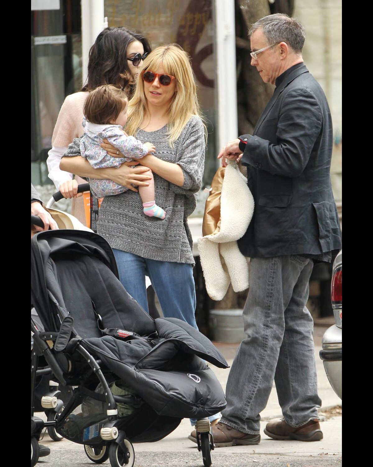 Photo : Sienna Miller se balade avec son père Edwin, sa fille Marlowe ...
