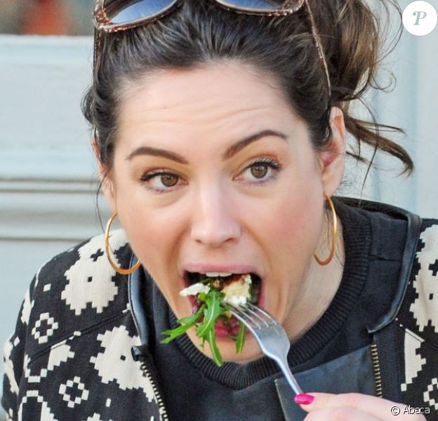 Kelly Brook : Sa recette pour être sexy ? Un bon repas, du vin et des ...