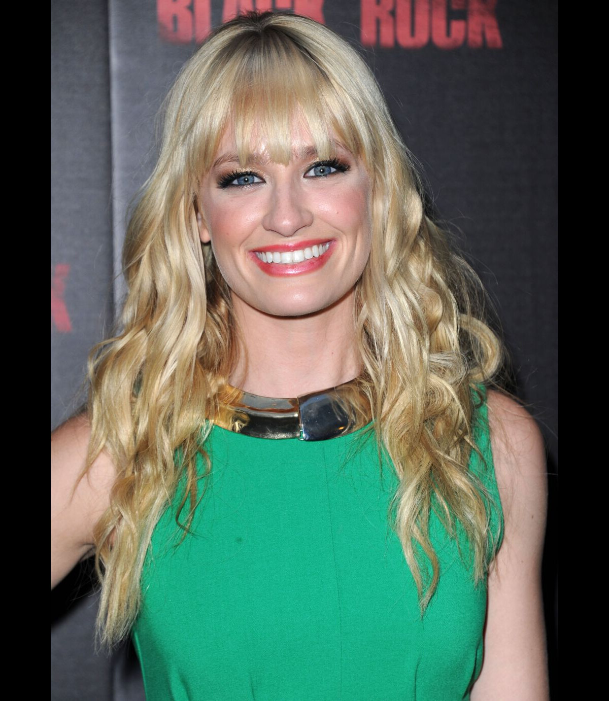 Vidéo : Beth Behrs à l'avant-première du film Black Rock au ArcLight ...