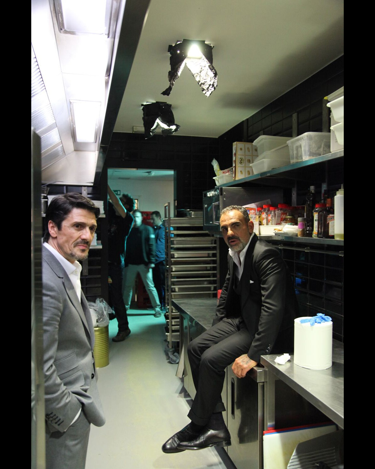 Photo : Christian Audigier se prépare en coulisses avec son comparse ...