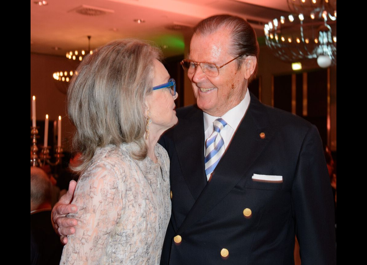 Photo : Sir Roger Moore et sa femme Kristina lors d'un dîner à Berlin ...