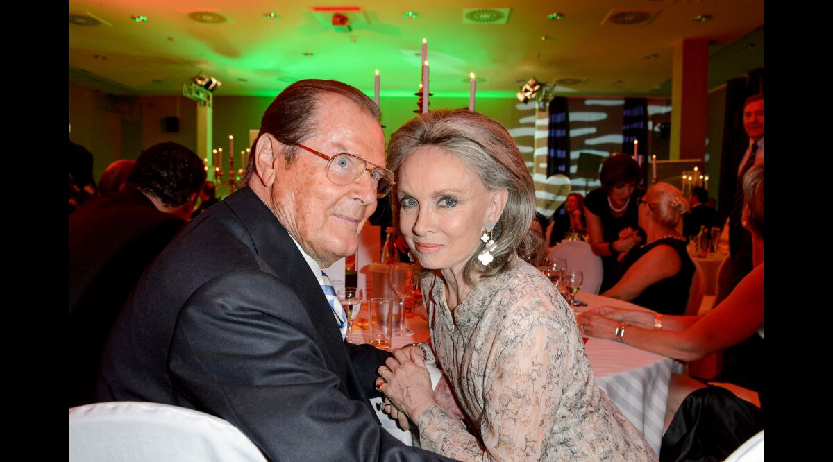 Photo : Sir Roger Moore et son épouse Kristina lors d'un dîner à Berlin ...