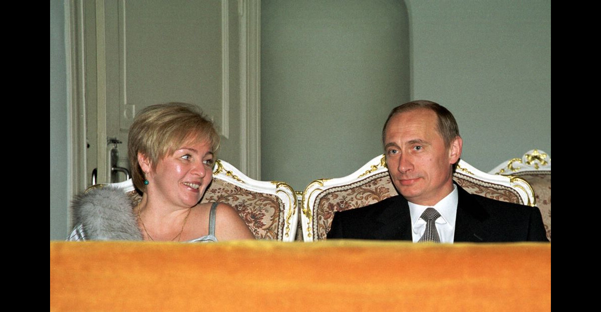 Photo : Russian President Vladimir Putin (right) and his wife Lyudmila ...