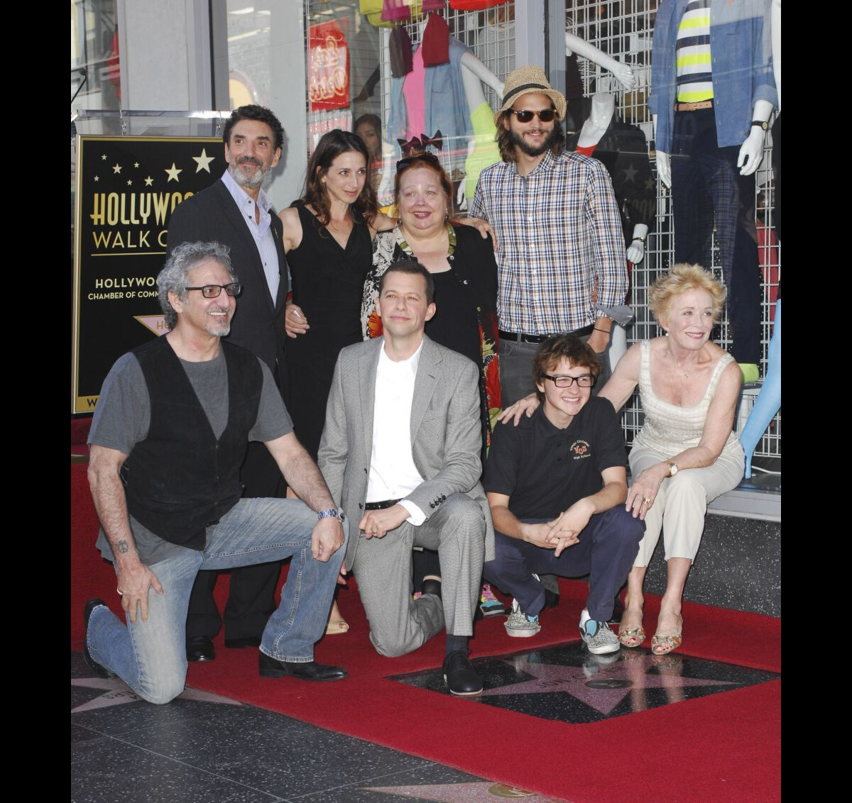 Photo : Ashton Kutcher, Holland Taylor, et toute l'équipe de Mon Oncle ...