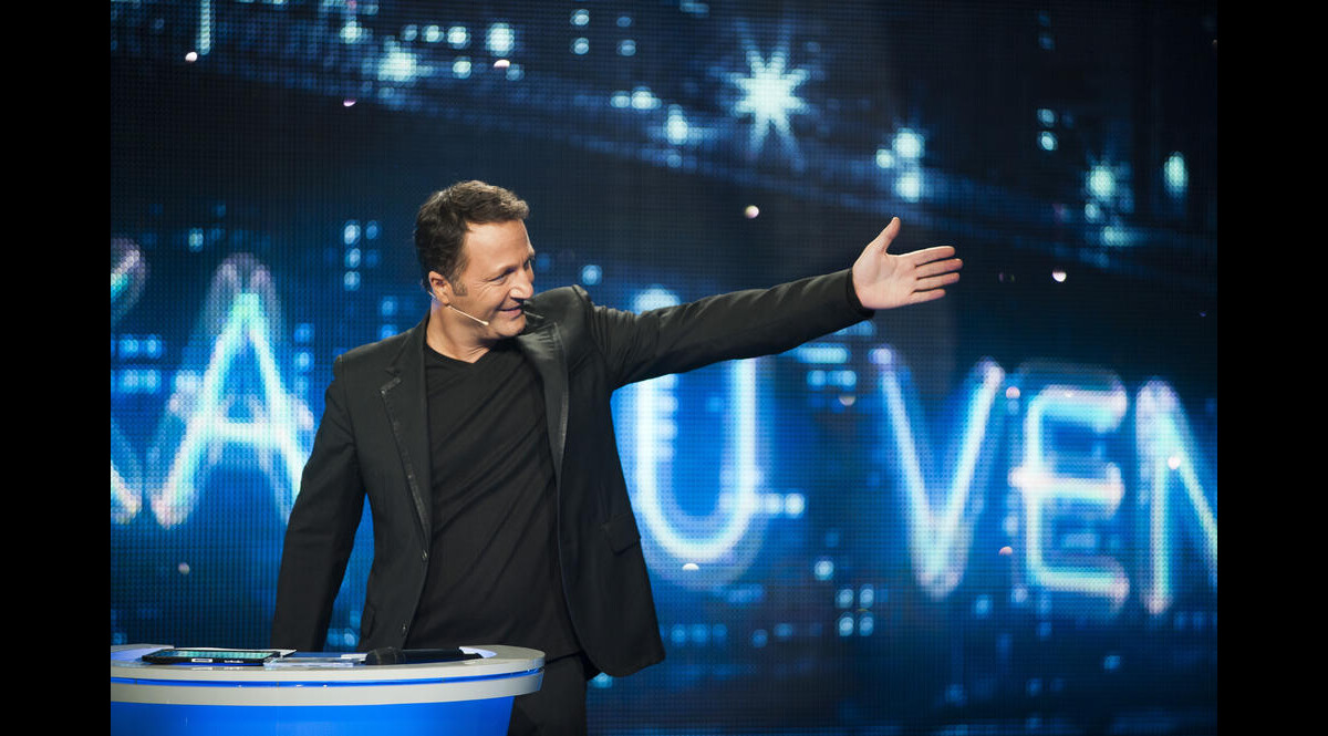 Photo : L'animateur Arthur sur le plateau de Vendredi, tout est permis ...