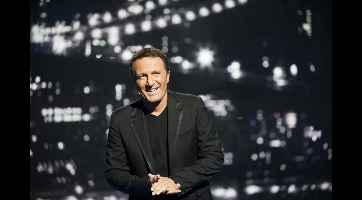 Photo : L'animateur Arthur sur le plateau de Vendredi, tout est permis ...