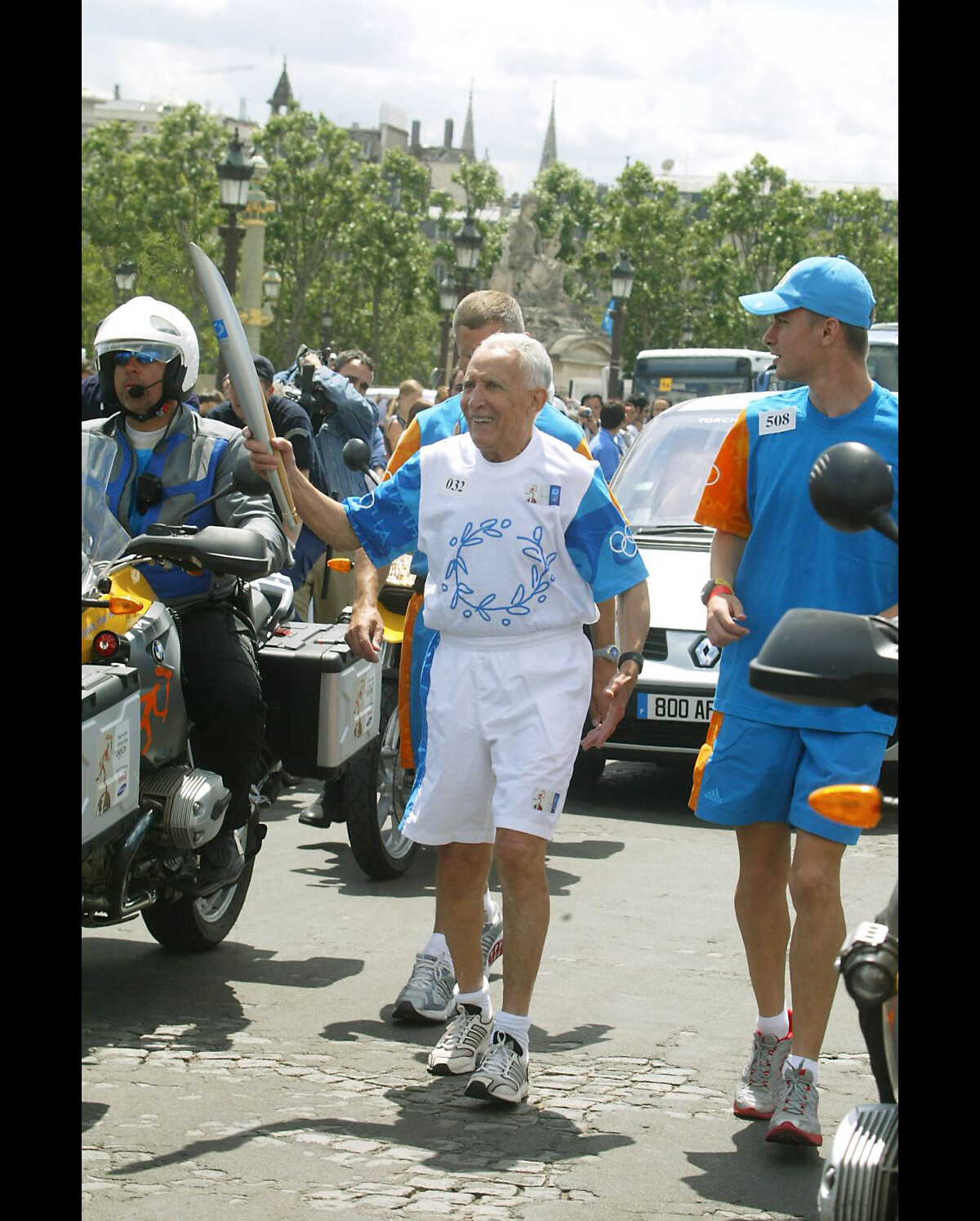Photo : Alain Mimoun porte la flamme olympique à Paris le 25 juin 2004 ...