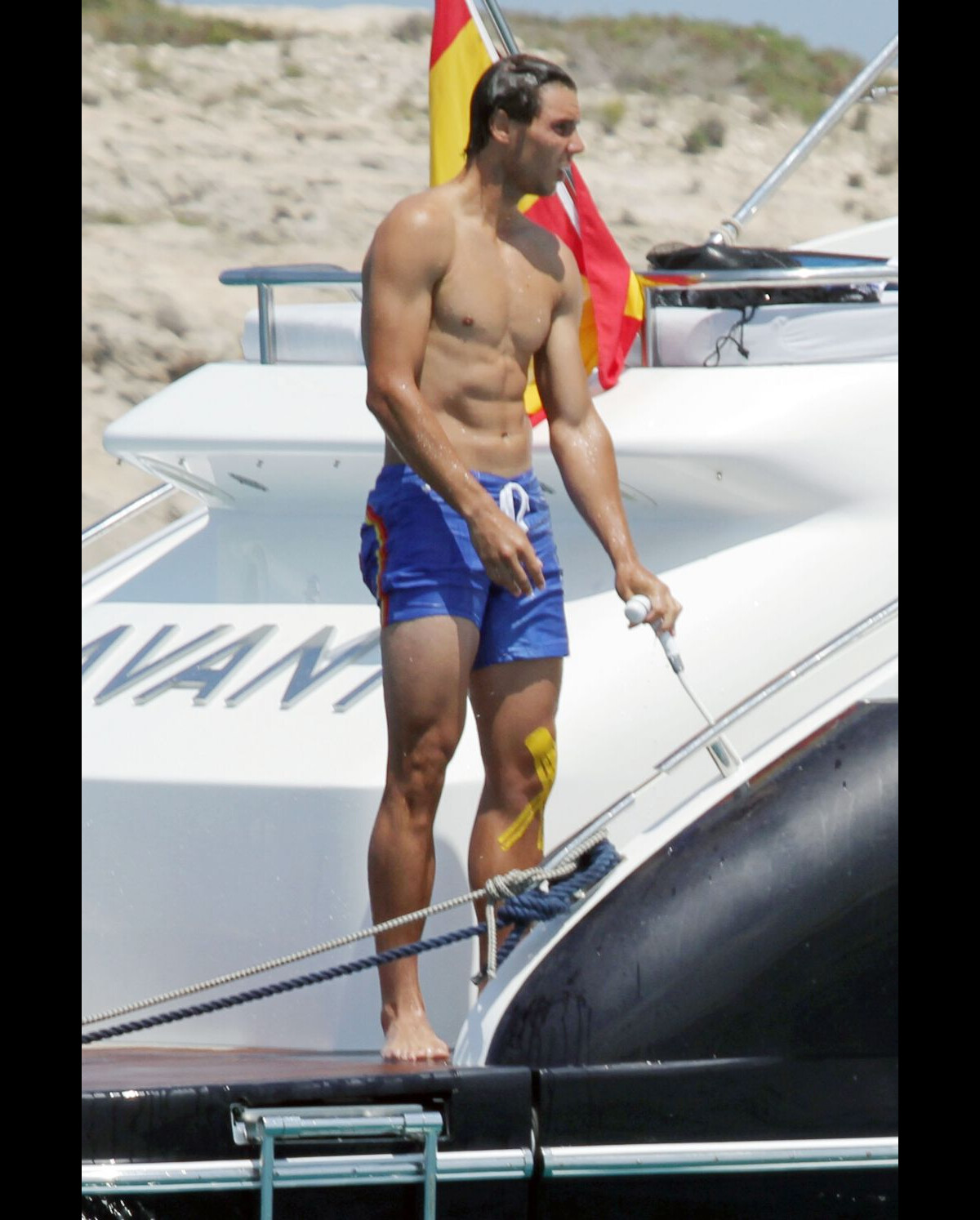 Photo : Rafael Nadal tout en muscles sur son bateau ancré au large d ...