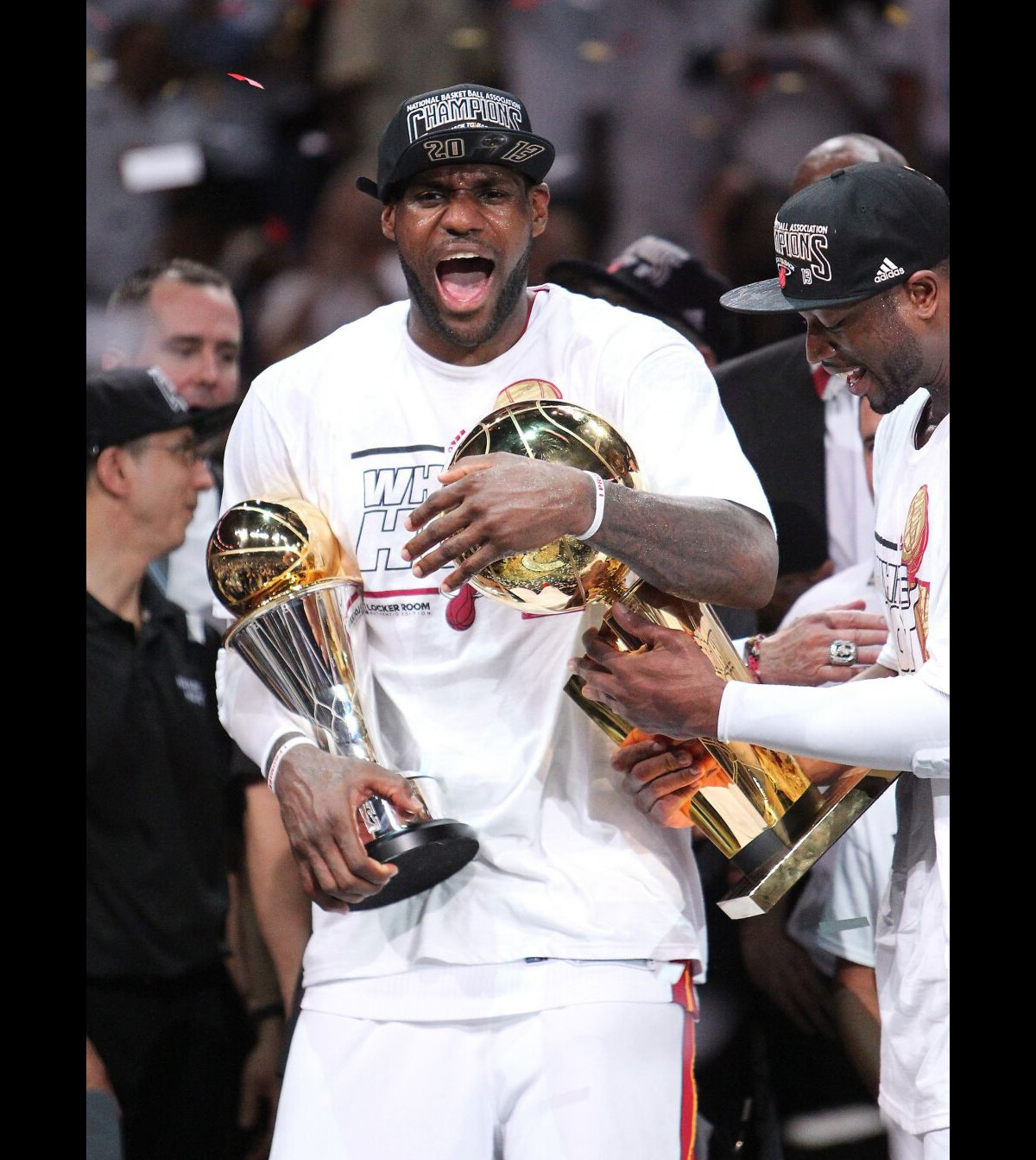 Photo : LeBron James avec les trophées de MVP de la finale et de ...