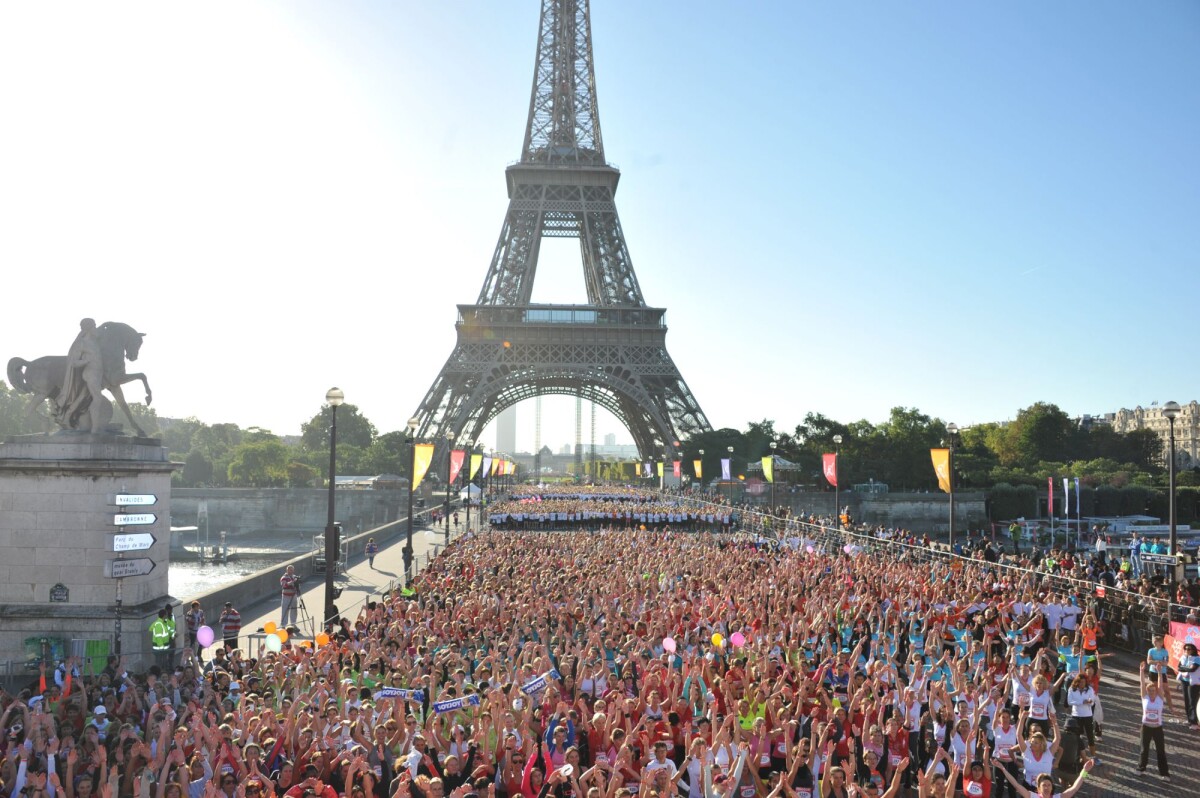 Photo : Les 30 000 participantes de la course La Parisienne qui se ...