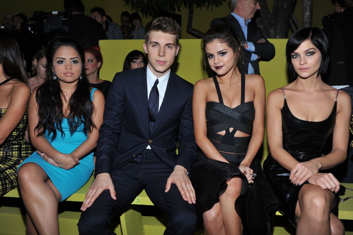 Photo : L'acteur canadien Nolan Funk et Selena Gomez au défilé Versace ...