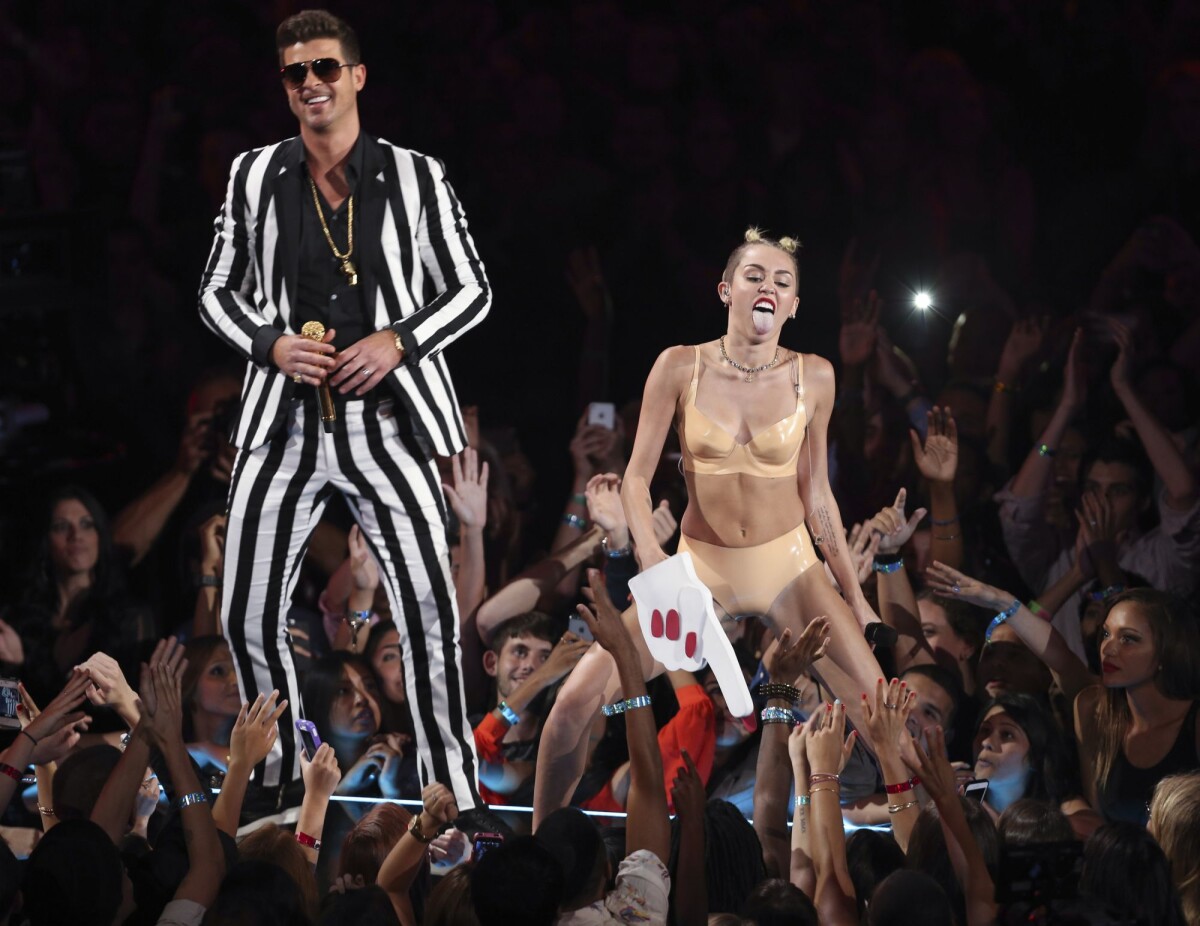 Vidéo Robin Thicke Et Miley Cyrus Sur La Scène Des Mtv Video Music Awards 2013 Au Barclays