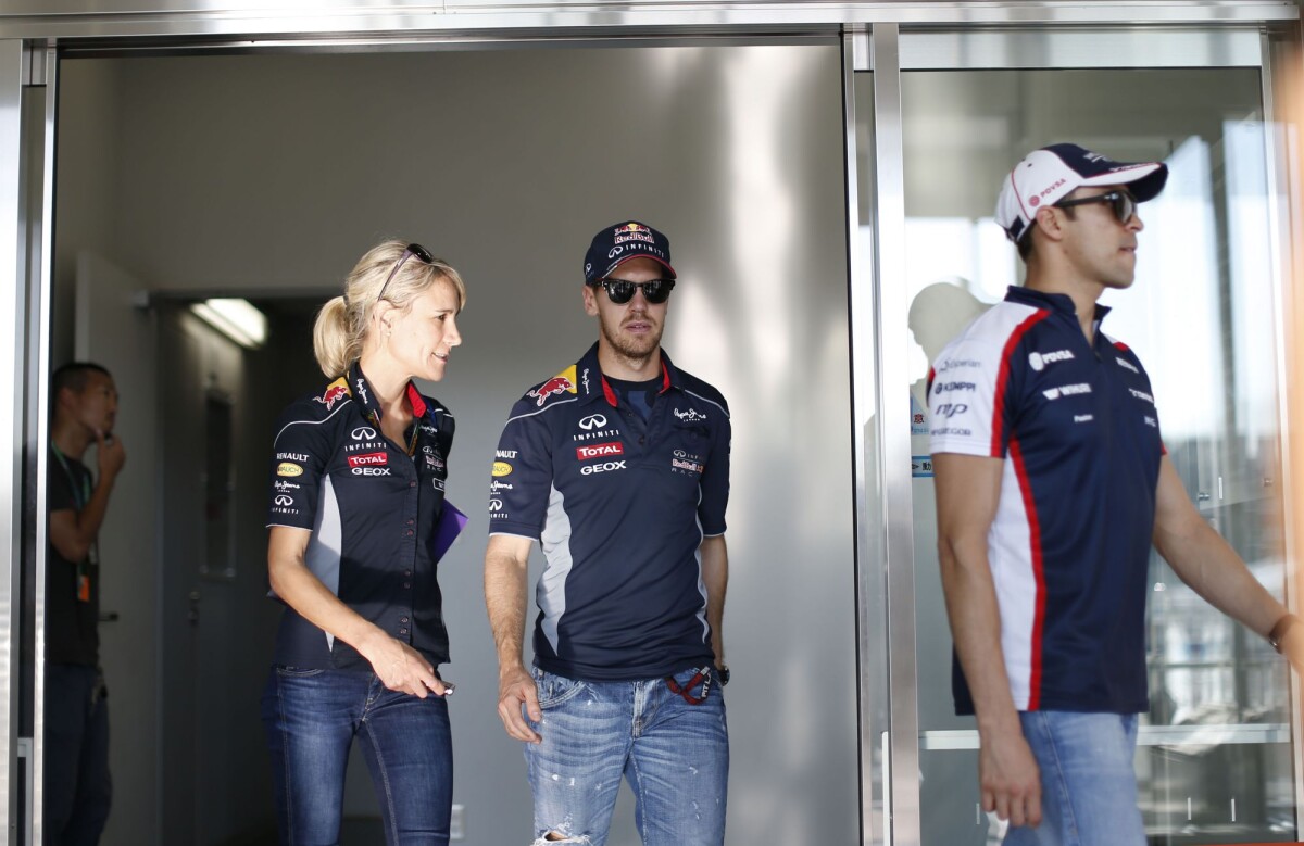 Vidéo : Britta Roeske et Sebastian Vettel dans le paddock du Grand Prix ...
