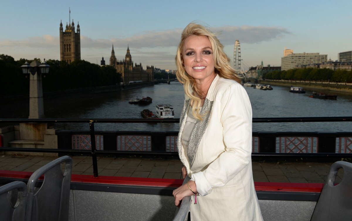 Photo : Britney Spears fait le tour de Londres en bus, le 15 octobre ...
