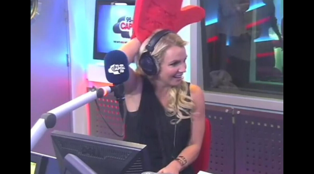 Photo : Britney Spears a joué avec une main en mousse lors de son ...