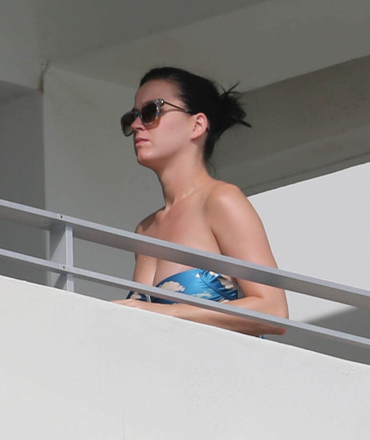 Photo : Exclusif - La chanteuse Katy Perry, en maillot de bain, prend son café sur le balcon de ...