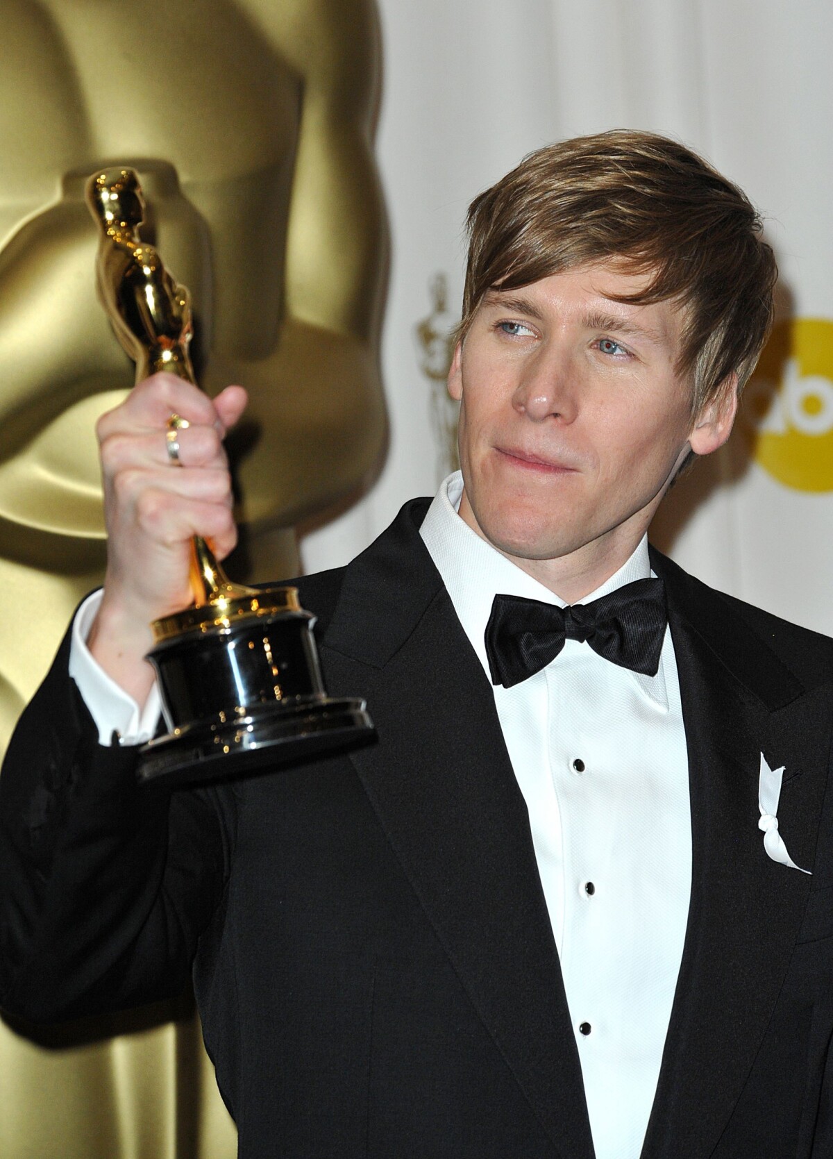 Photo : Dustin Lance Black et son Oscar du meilleur scénario orignal ...