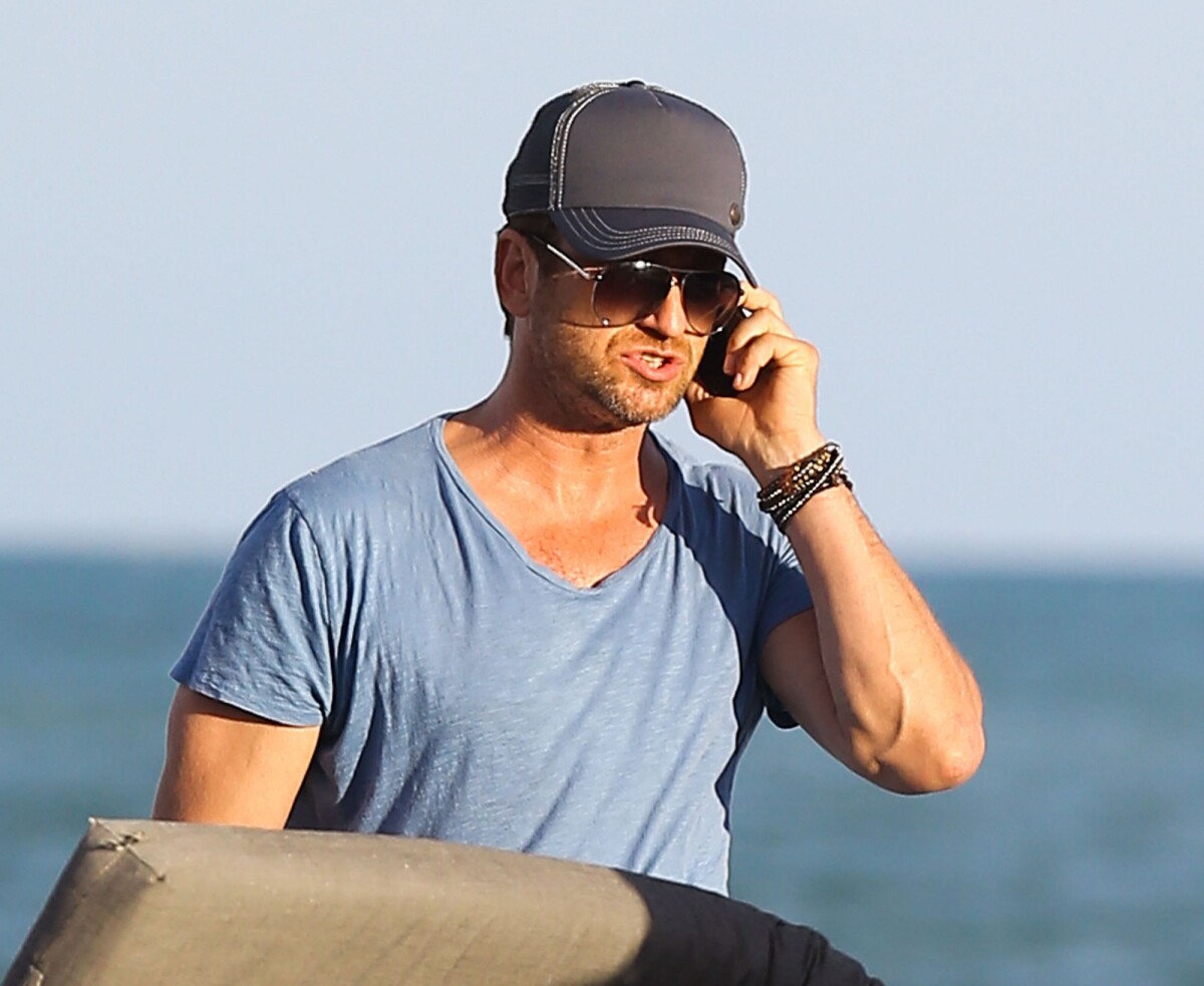 Photo : Gerard Butler s'amuse avec des amis sur une plage à Miami, le 6 ...