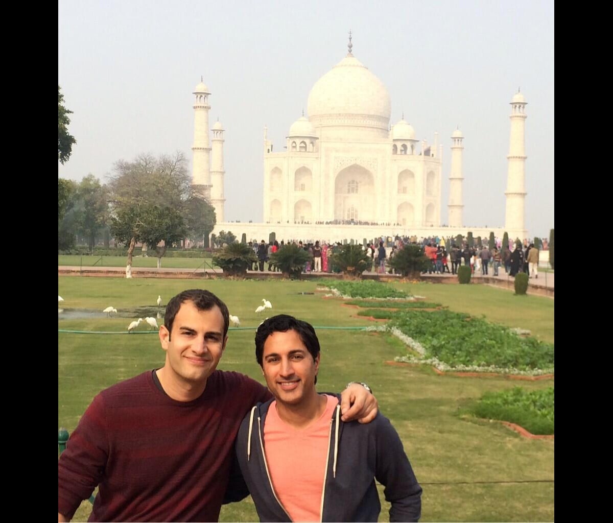 Photo : Maulik Pancholy et son futur mari Ryan devant le Taj Mahal le 9 ...