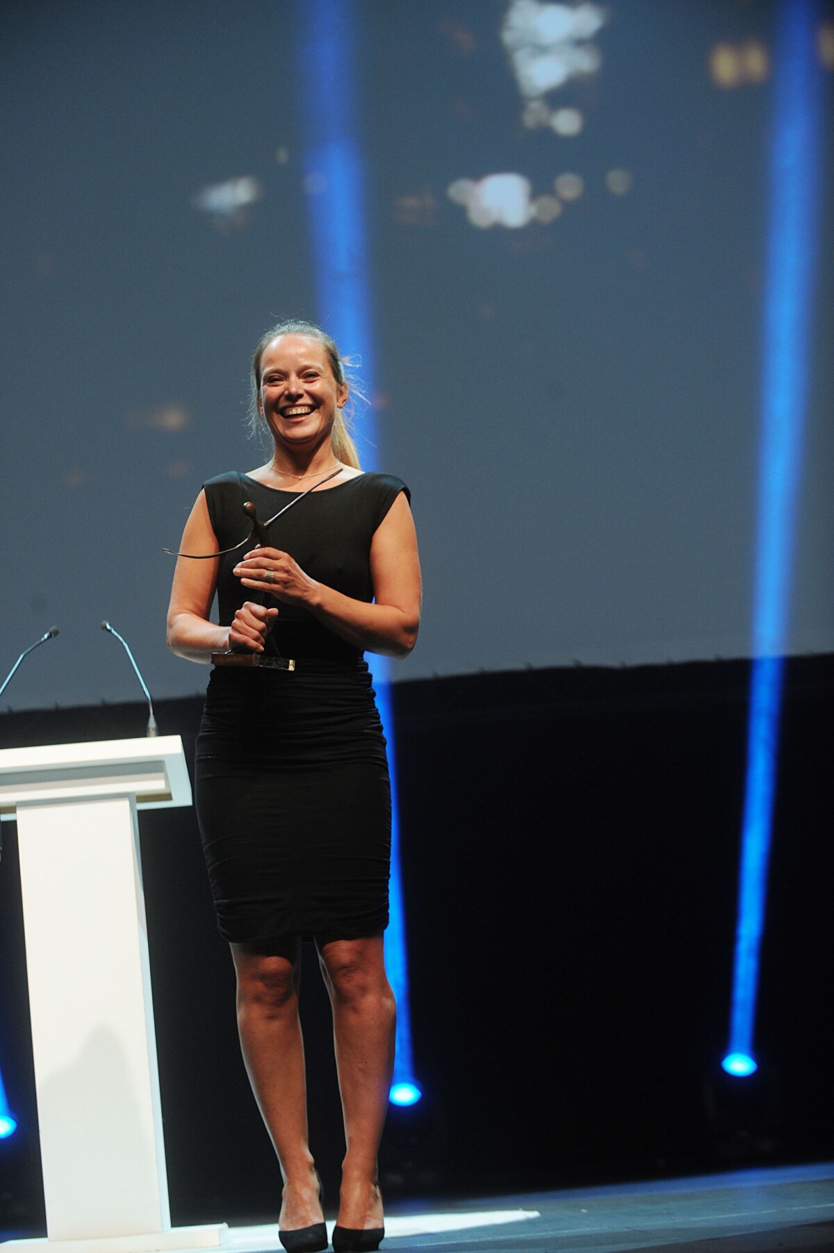Photo : Marie Guillard reçoit le Prix de la Meilleure interprétation ...