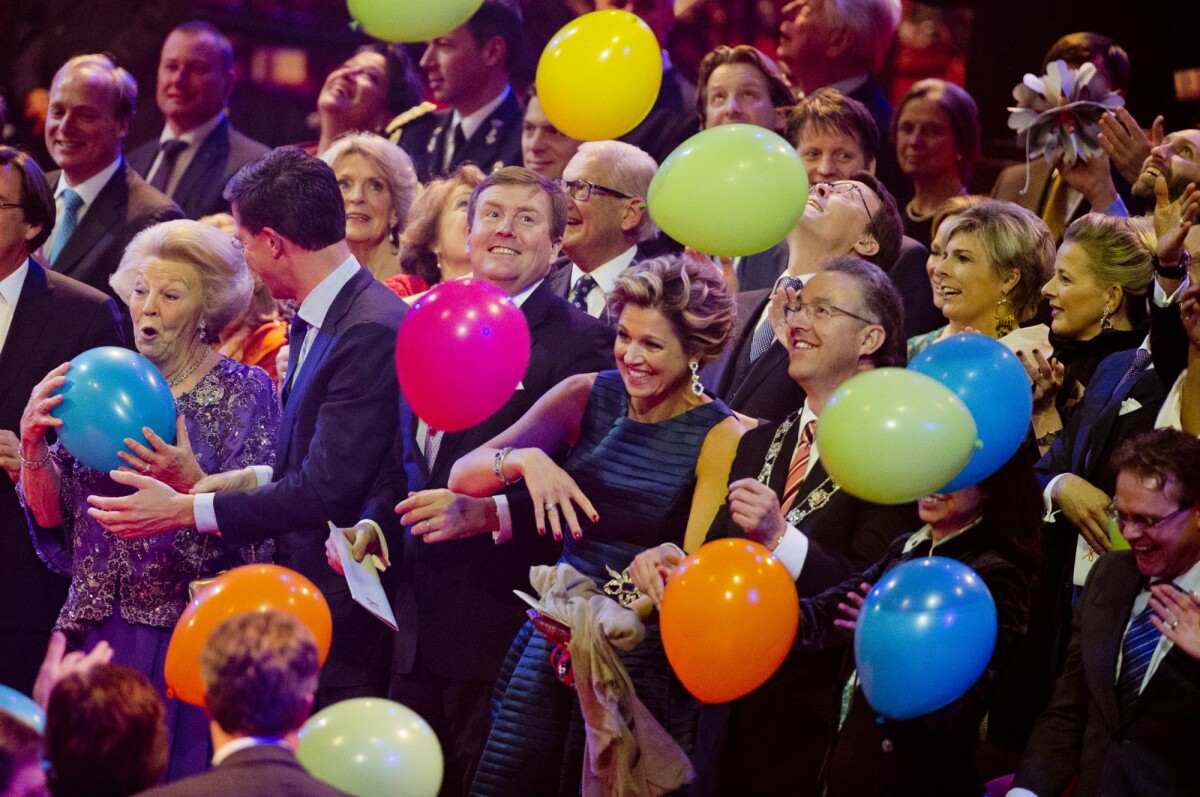 Photo : La reine Maxima dans un nuage de ballons, la princesse Beatrix ...