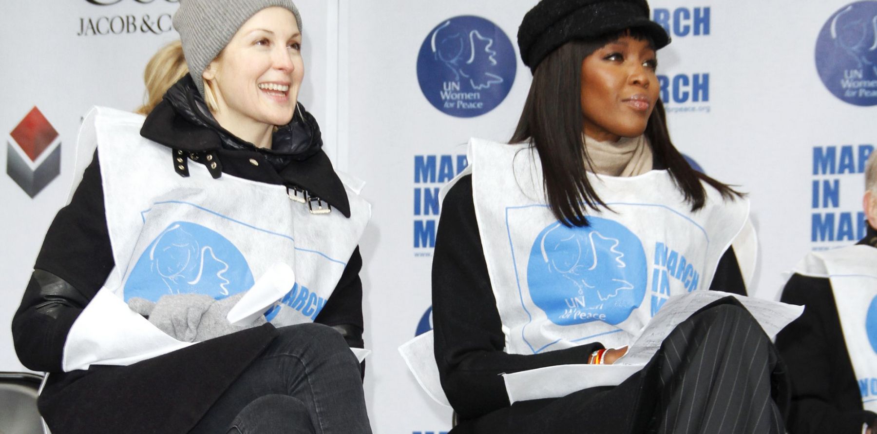 Naomi Campbell et Kelly Rutherford, révoltées mais motivées, battent le ...
