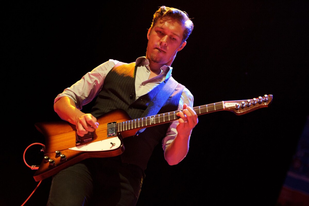 Photo : Isaac Hanson en concert avec les Hanson à St Louis en août 2010 ...