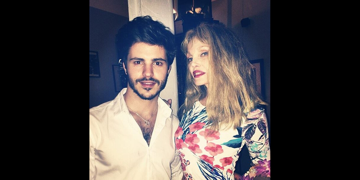 Photo : Matthieu Charneau pose avec Arielle Dombasle au vernissage de l ...