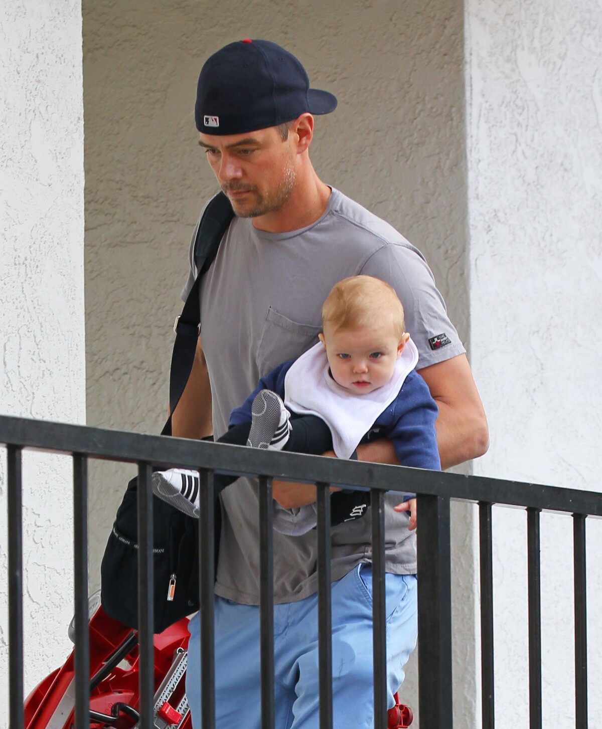 Photo : Josh Duhamel avec son fils Axl Jack Duhamel dans les rues de ...