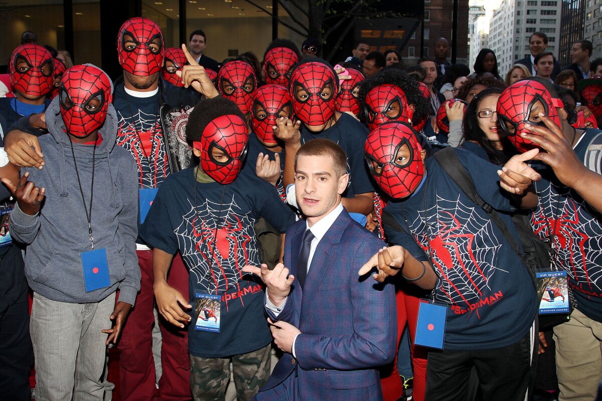 Photo : Andrew Garfield avec des fans à la première de The Amazing ...