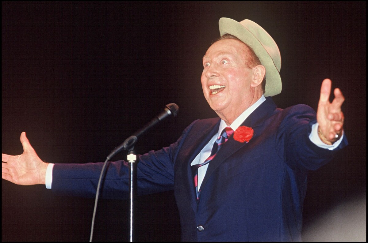 Photo : Charles Trenet en concert au Châtelet à Paris le 7 décembre ...