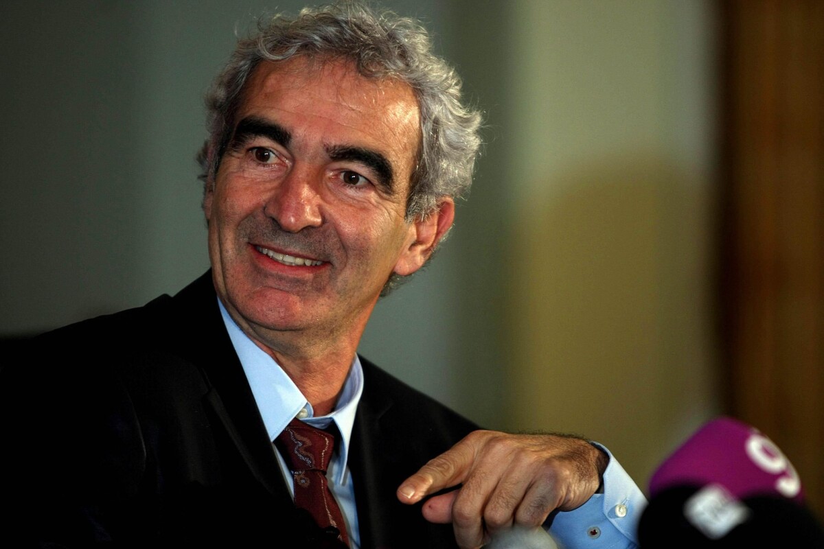 Photo : Raymond Domenech lors d'une conférence de presse au Radisson ...