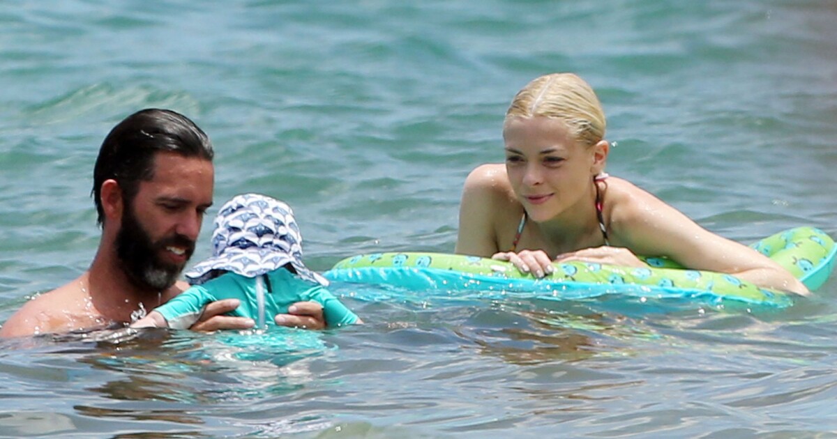 Jaime King, bikini et eaux turquoise : Aux anges avec son bébé et son homme ! - Purepeople