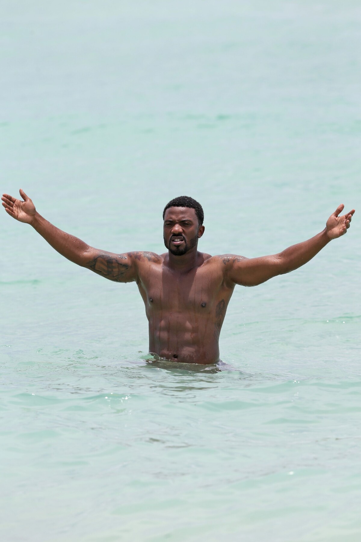 Photo : Ray J sur une plage de South Beach le 28 juin 2013 lors du ...