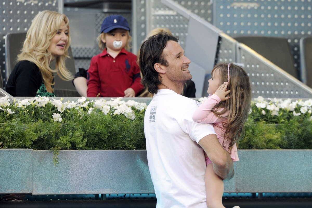 Photo : Carlos Moya avec sa fille Carla, 3 ans, le 2 mai 2014 à Madrid ...