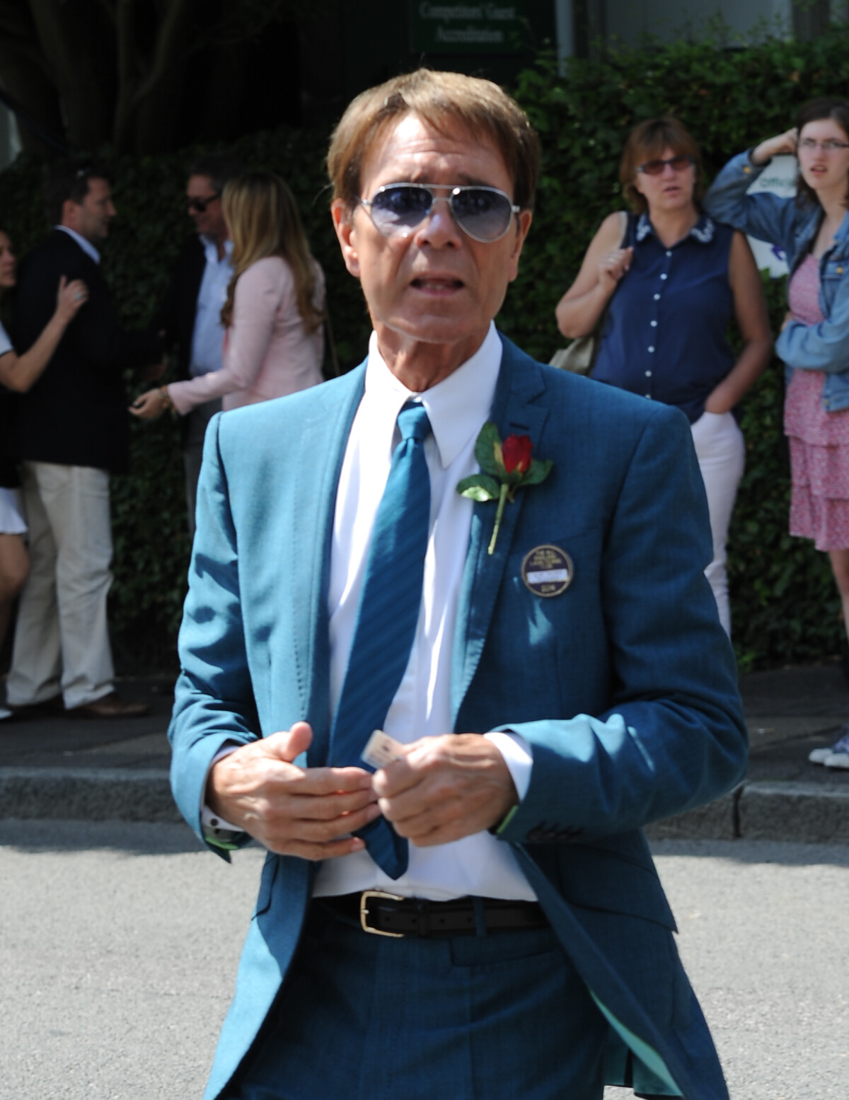 Photo : Cliff Richard arrive au tournoi tennis de Wimbledon à Londres, le 2 juillet 2014 ...
