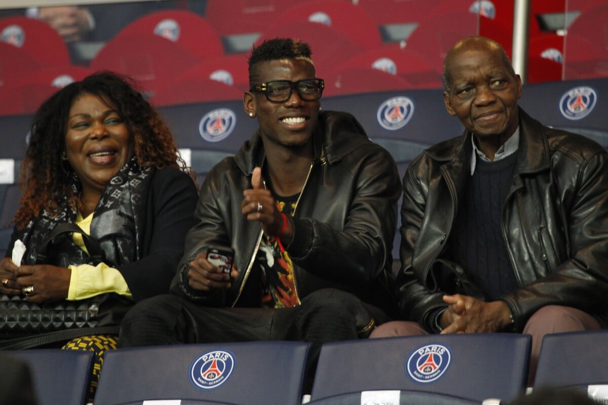 Photo : Paul Pogba et ses parents lors du match entre le Paris Saint ...