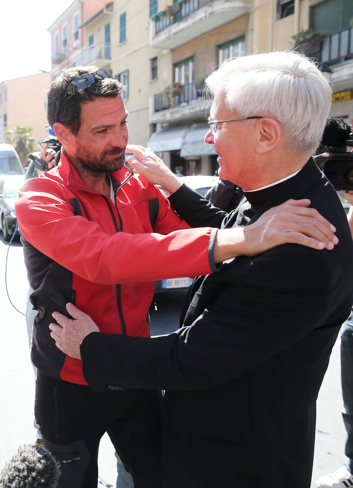 Photo : Jérôme Kerviel et Mgr Jean-Michel Di Falco à Vintimille en ...
