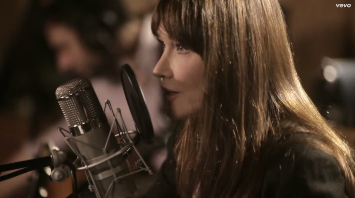 Vidéo : Carla Bruni - Mon Raymond - une chanson composée par Julien ...
