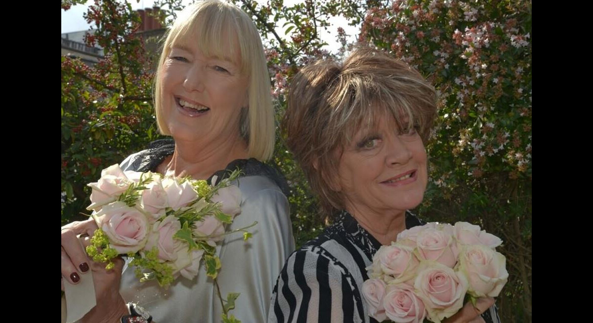 Photo : Amanda Barrie (à droite) et sa femme Hilary Bonner, le 12 ...