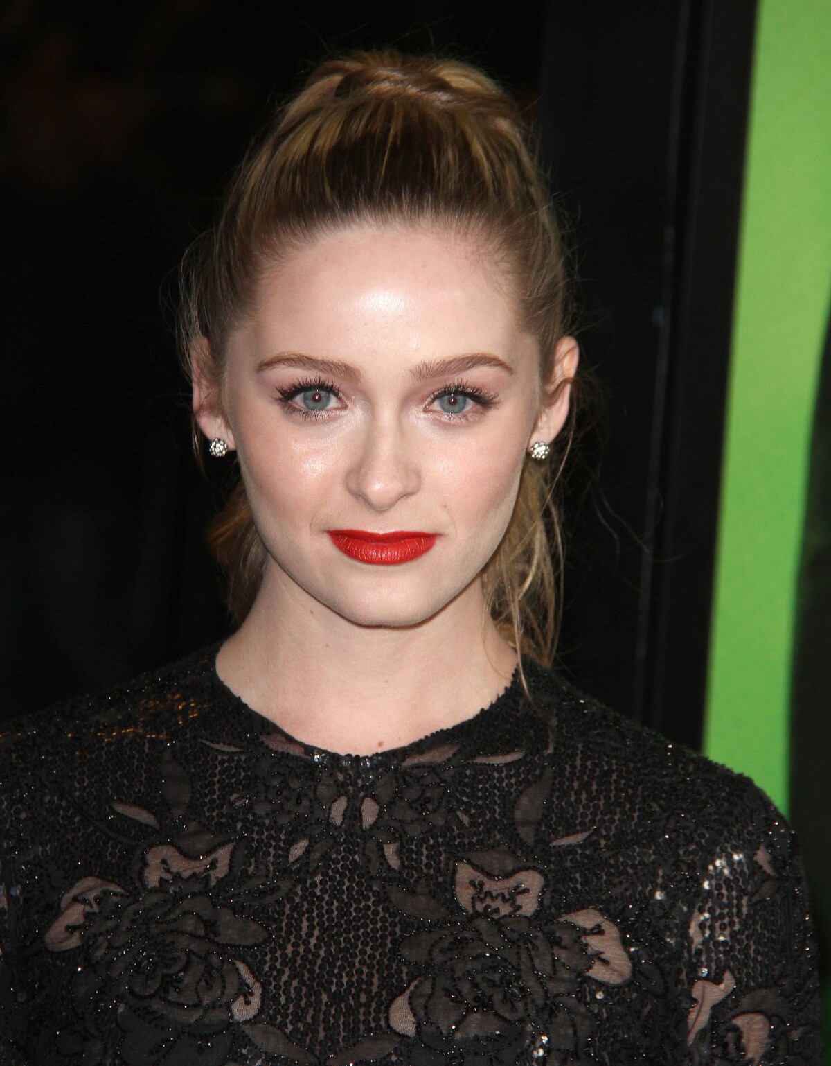 Vidéo : Greer Grammer - Avant-première du film "Vampire Academy" à Los ...