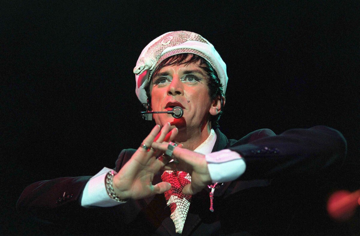Photo : Steve Strange sur scène avec Visage à Londres, le 7 novembre ...